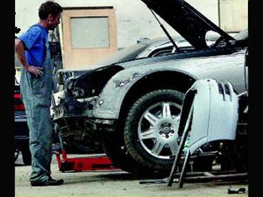 Maybach-ul lui Becali într-un service de cartier