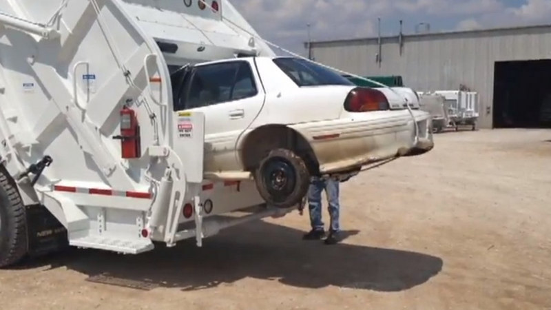 Mai nou, camioanele de gunoi pot „mânca” o maşină. VIDEO