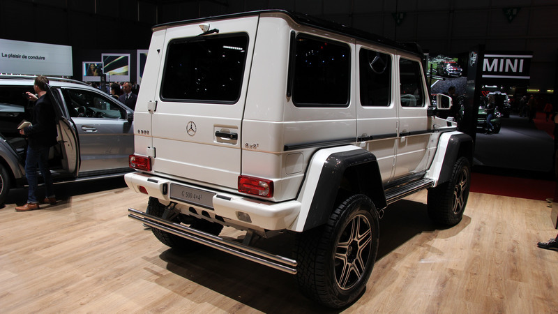 Mercedes-Benz G500 4x4² e atât de înalt, încât ai nevoie de o scară ca ...