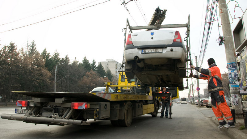 Maşinile parcate neregulamentar nu pot fi ridicate în baza unei decizii a consiliului local