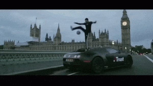 Bugatti Veyron, călcat în picioare de Soufiante Touzani, de dragul ...