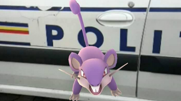 Marian Godină a surprins un bărbat în timp ce "captura" un Pokemon ...