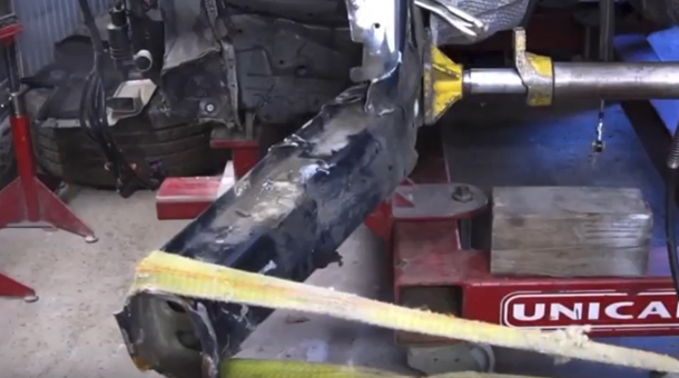 Explicaţia experţilor: Maşina cu lonjeroane reparate, bombă pe patru ...
