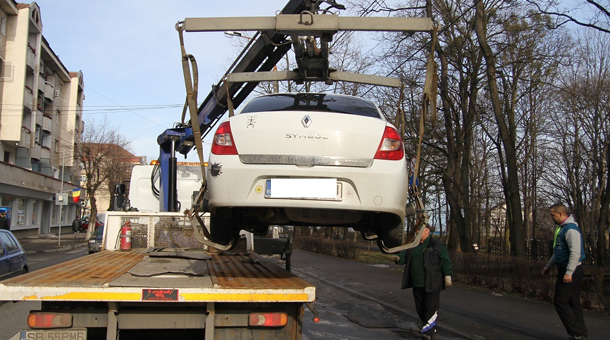 Atenţie să ridică maşinile parcate neregulamentar