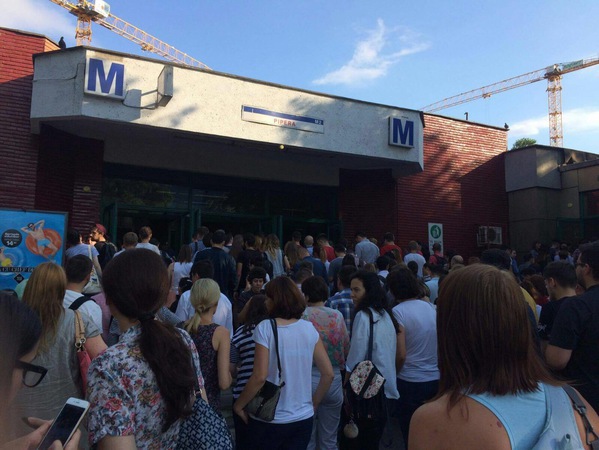 Coadă până în bulevard, formată la metrou Pipera, după modernizarea ...
