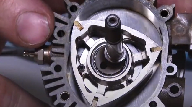 Vedere din interiorul motorului rotativ. Cum funcţionează motorul ...