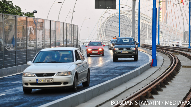 Accident grav în Bucureşti, pe pasajul Basarab. Circulaţia rutieră este ... Accident grav în Bucureşti, pe pasajul Basarab. Circulaţia rutieră este ...