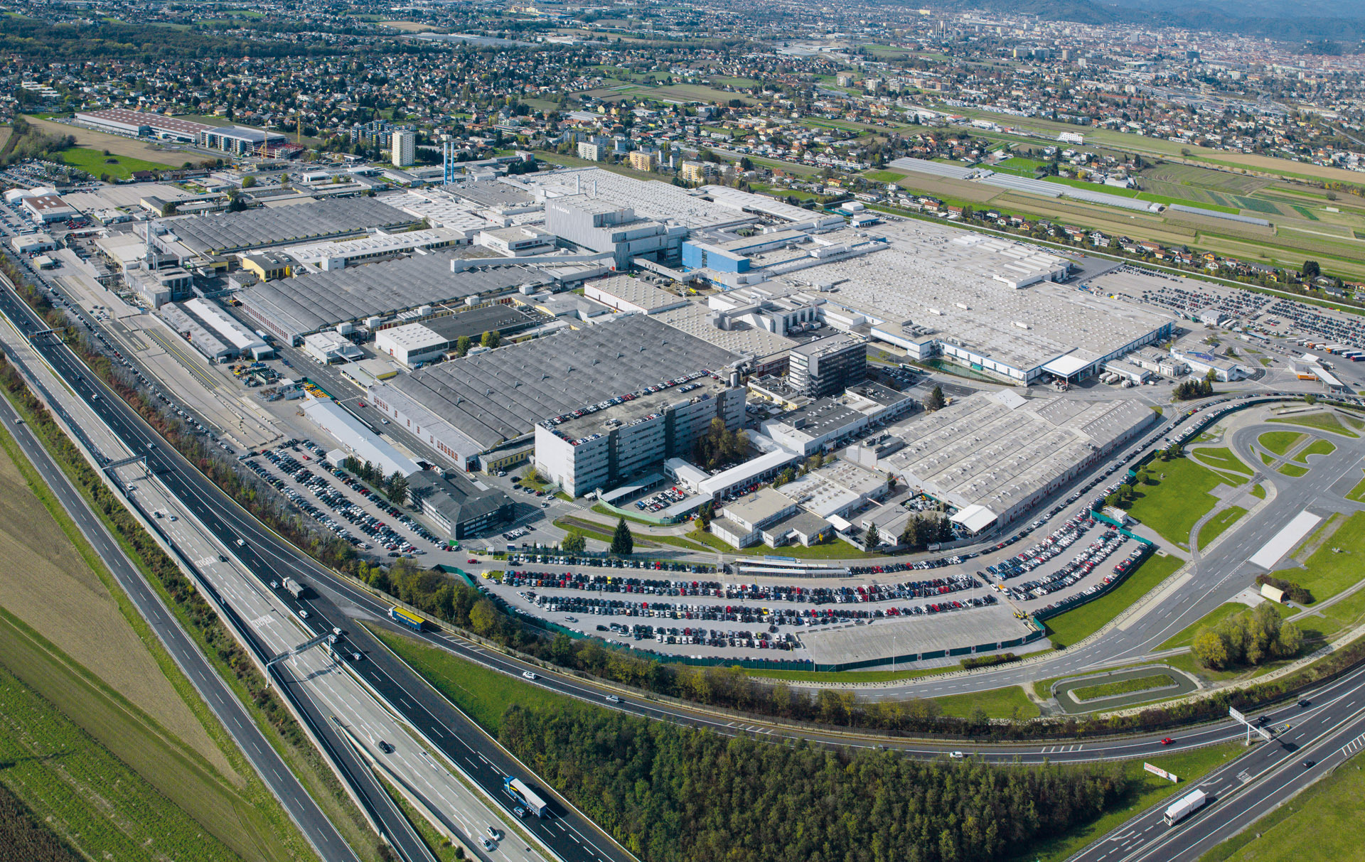 Magna Steyr, constructor de modele BMW, Mercedes şi altele, a realizat ...