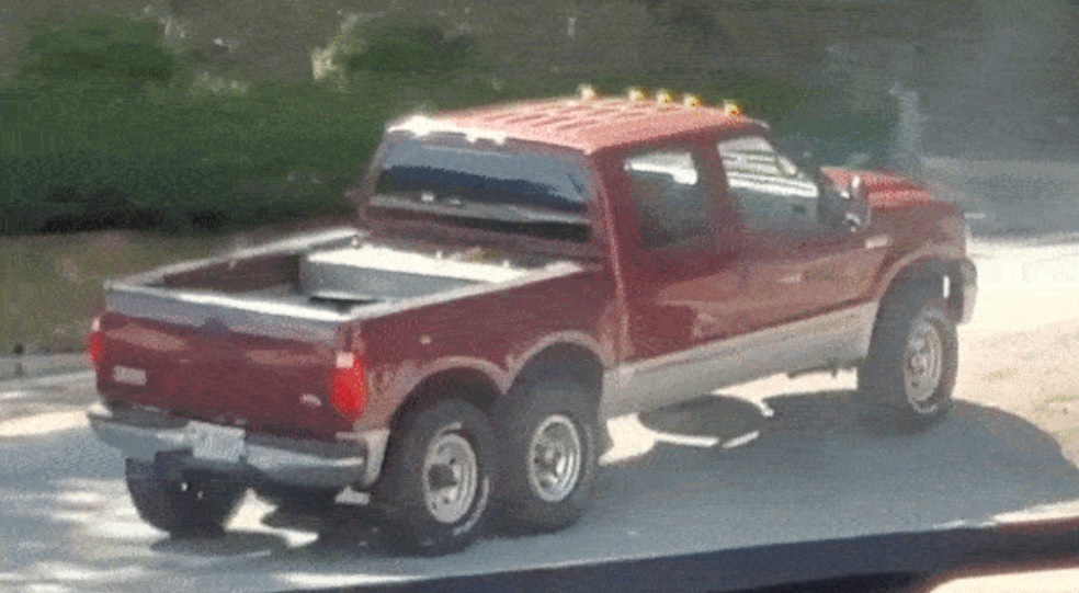 Momentul în care un pickup Ford 6x6 nu e în stare să urce o mică rampă ...