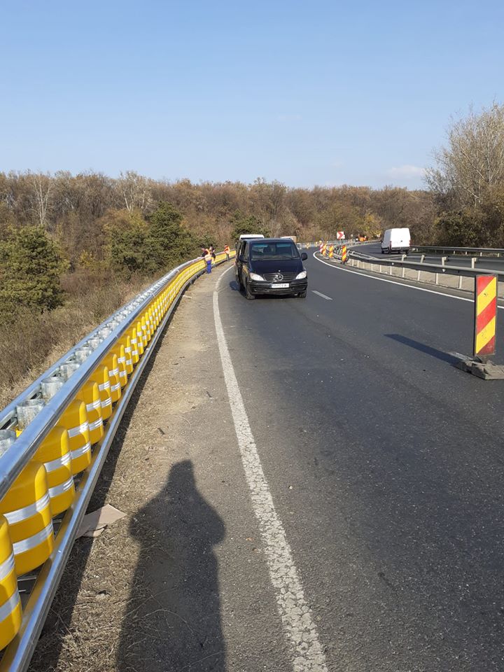 A început montarea de parapete pe rulouri pe E85 „Drumul morții”