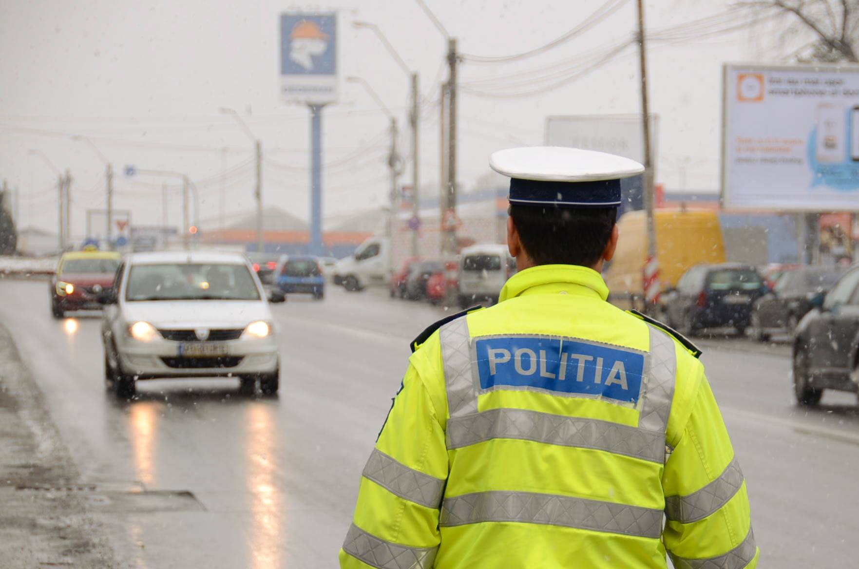 Polițist lovit și târât de o mașină în București. Șoferul a reușit să fugă