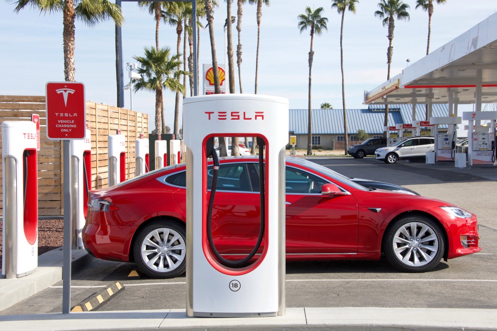 Tesla a devenit cel mai mare producător de mașini electrice din lume
