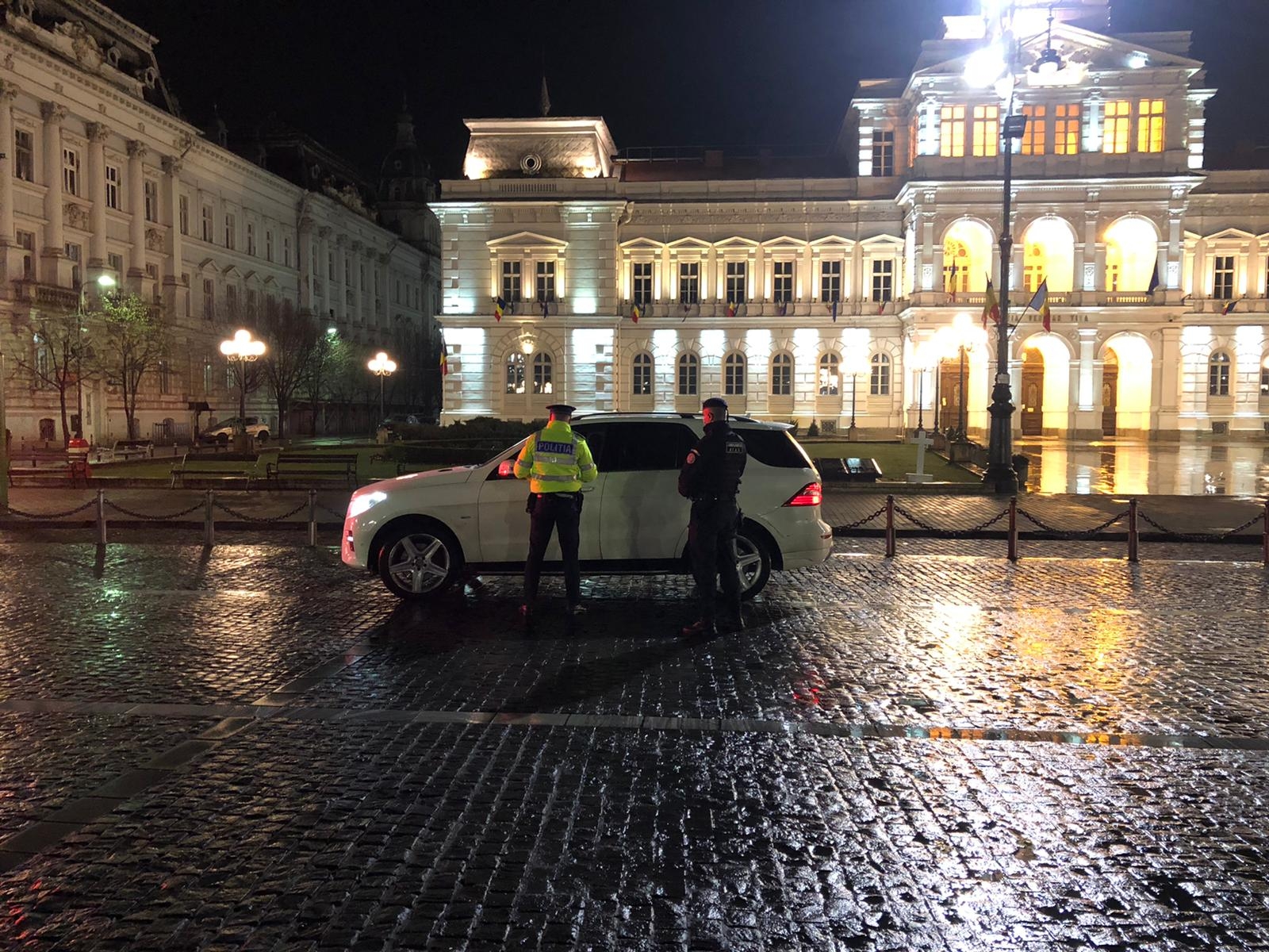 Șoferii care circulă noaptea, trași pe dreapta. Mașini de poliție ...