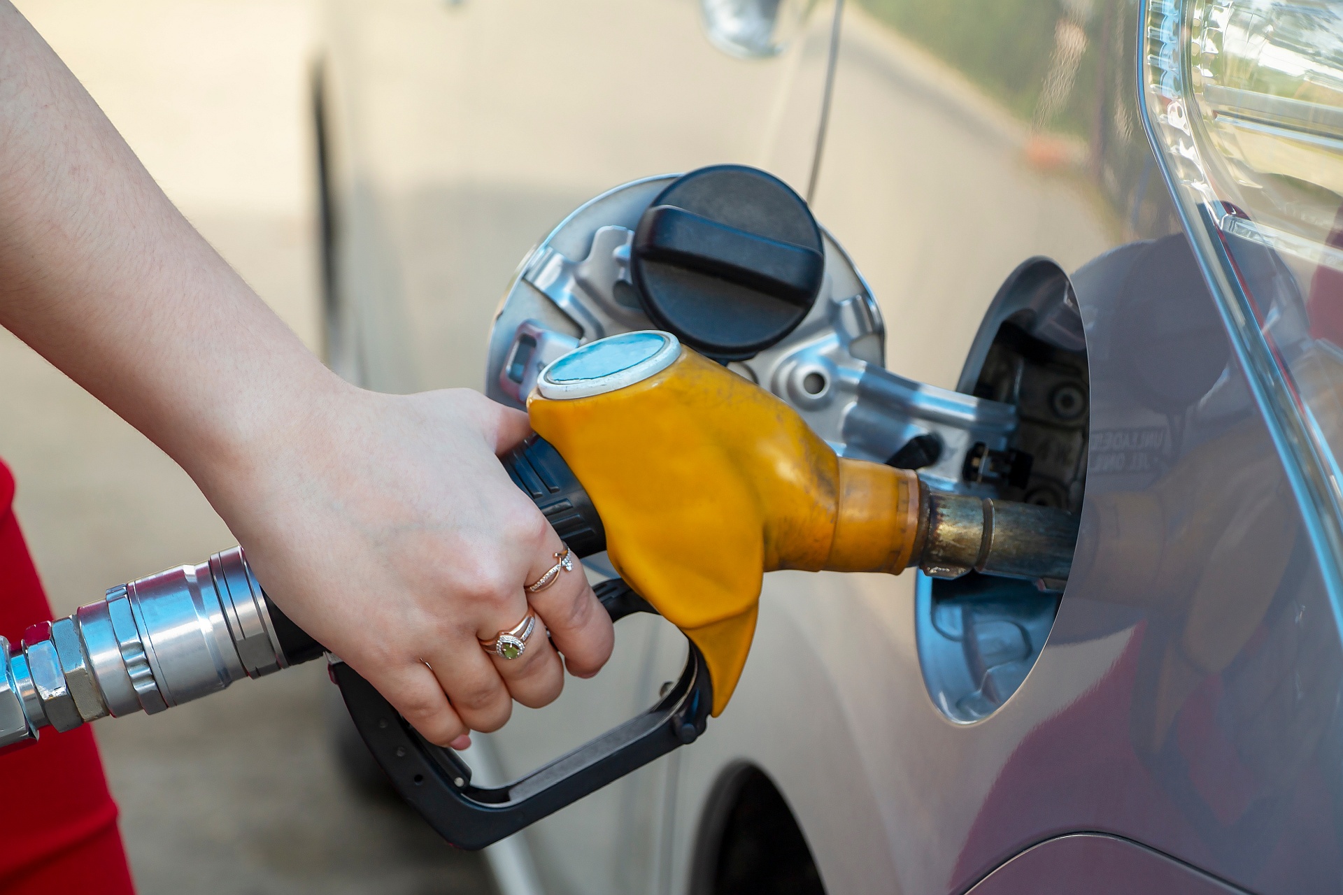 Prețul petrolului s-a prăbușit. Când va scădea prețul benzinei în România