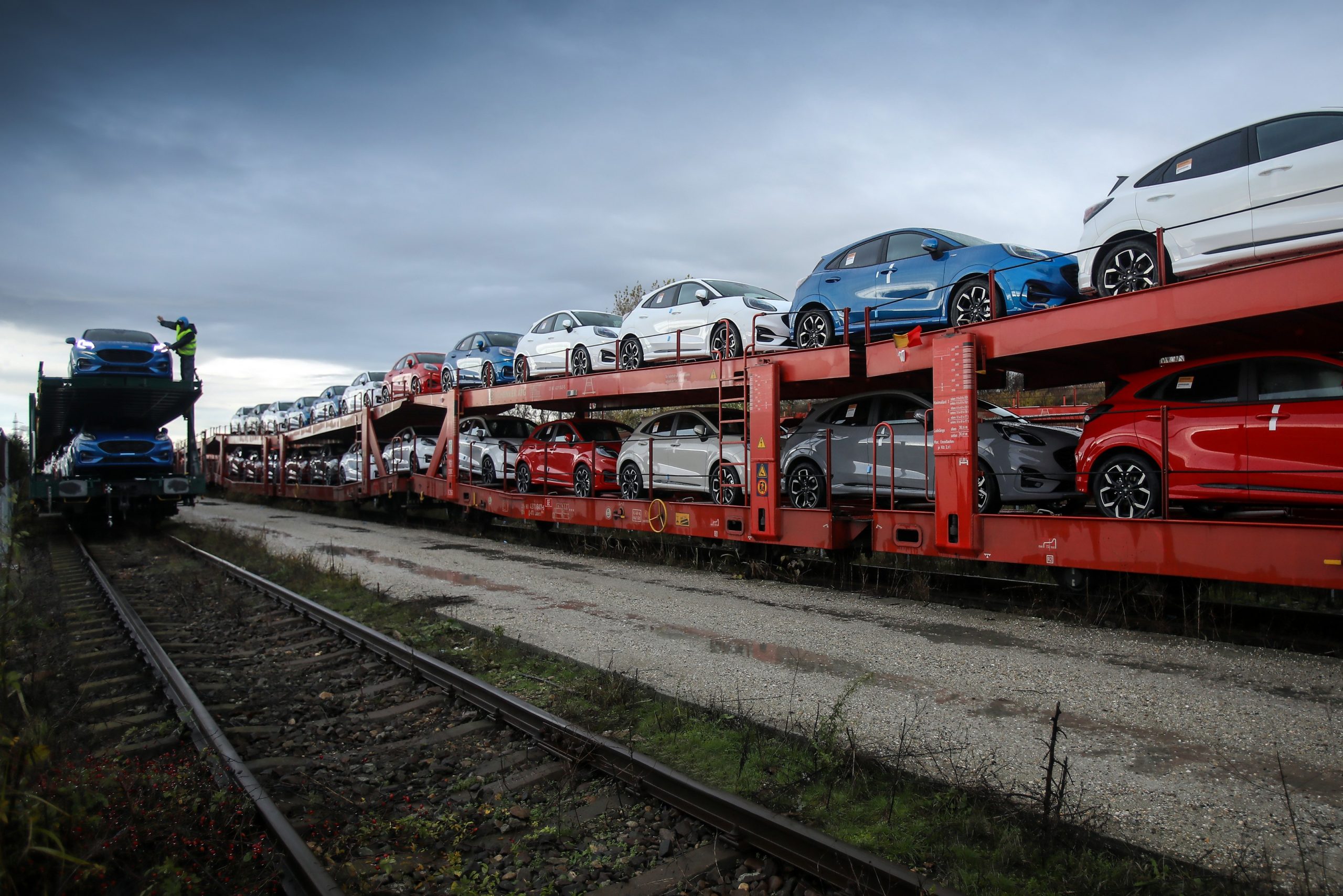 Un tren încărcat cu mașini produse la Craiova ascundea un „transport ...