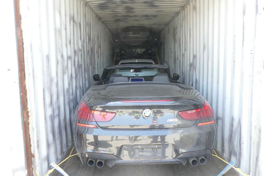 Poliția a găsit peste 40 de mașini furate ascunse în containere