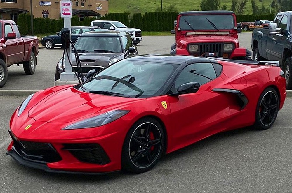 Cum ar arăta Corvette C8 cu sigle Ferrari. Unii spun că e chiar mai bun!