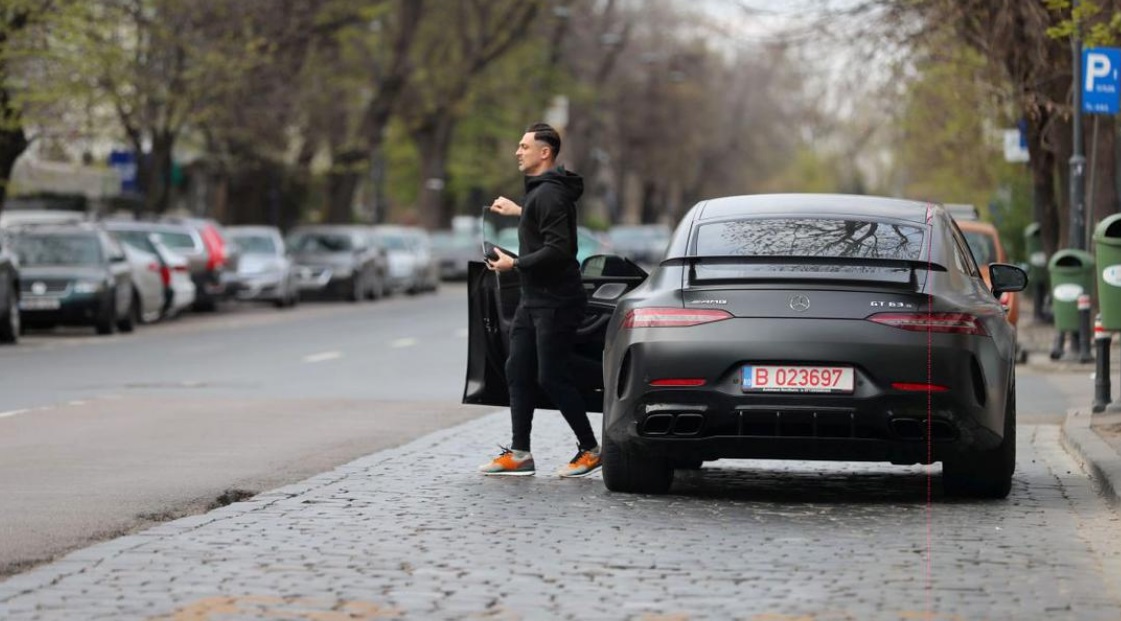 Ce mașini conduce selecționerul Mirel Rădoi și câți bani a cheltuit pe ele?