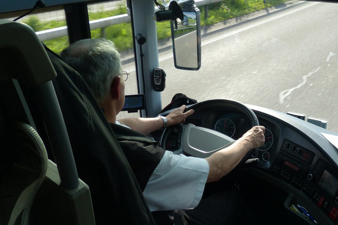 Șofer de autobuz dat jos de polițiști și încătușat pentru că nu purta mască