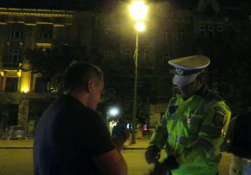 Băut, drogat și recalcitrant - Cum s-a certat un șofer cu polițiștii? VIDEO