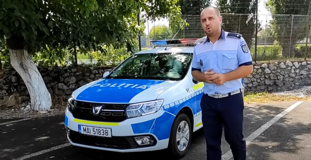 Ce se află în portbagajul unei mașini de poliție? Un polițist își ...