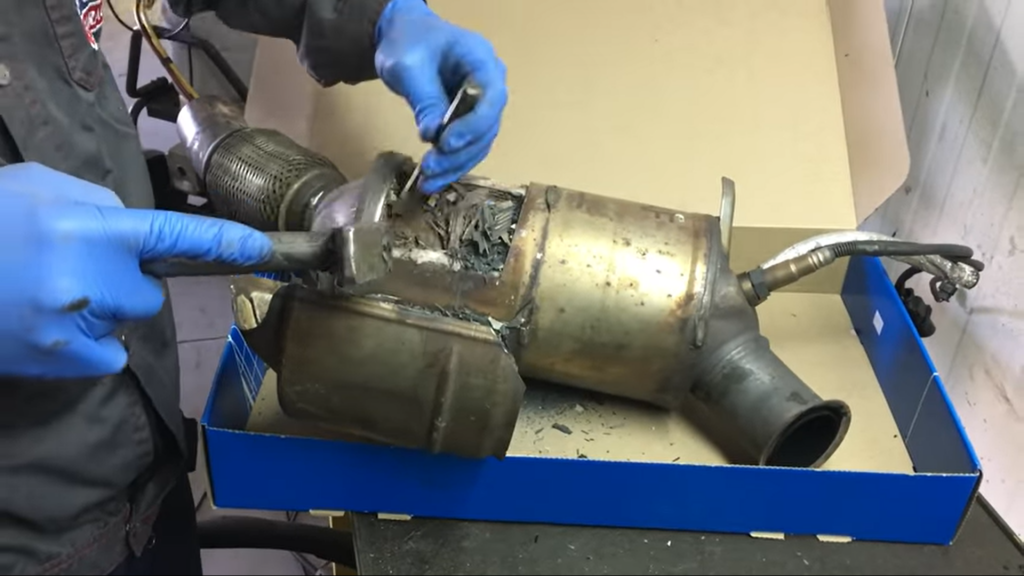 Cum arată interiorul unui filtru de particule înfundat (DPF) - VIDEO