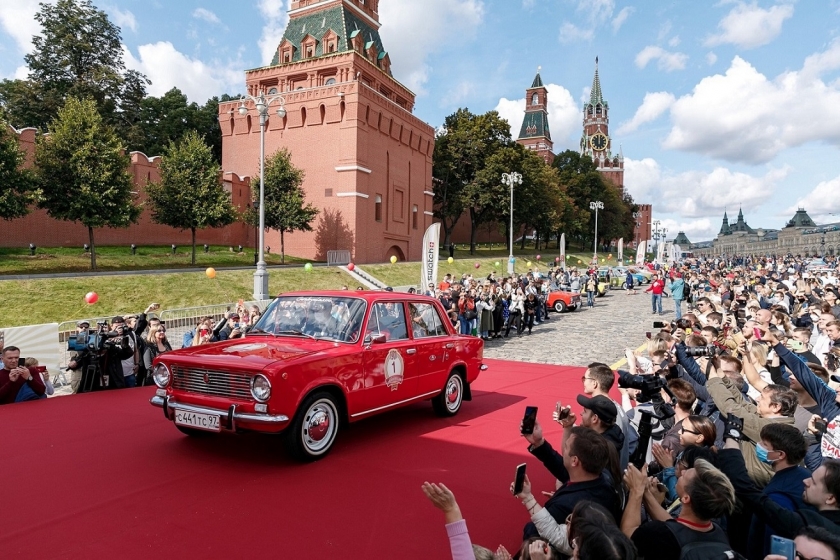 Moscova sub asediu. Zeci de mașini Lada au luat cu asalt capitala Rusiei