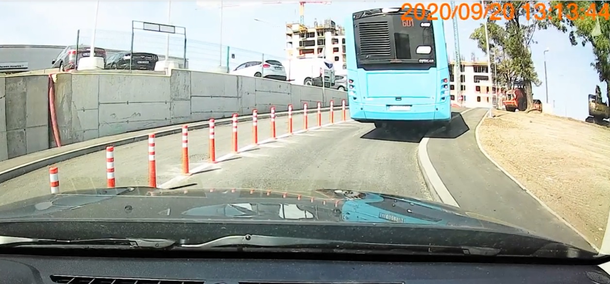 Autobuzele nu au loc să urce pe podul Ciurel. Cum sunt nevoiți șoferii ...