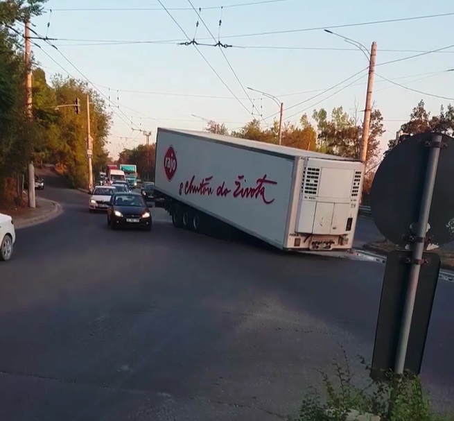Nu, nu e banc! Un TIR și-a pierdut remorca în centrul orașului Chișinău
