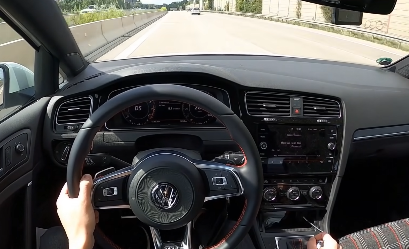 Accident la 240 km/h pe Autobahn. Momentul impactului dintre un VW Golf ...