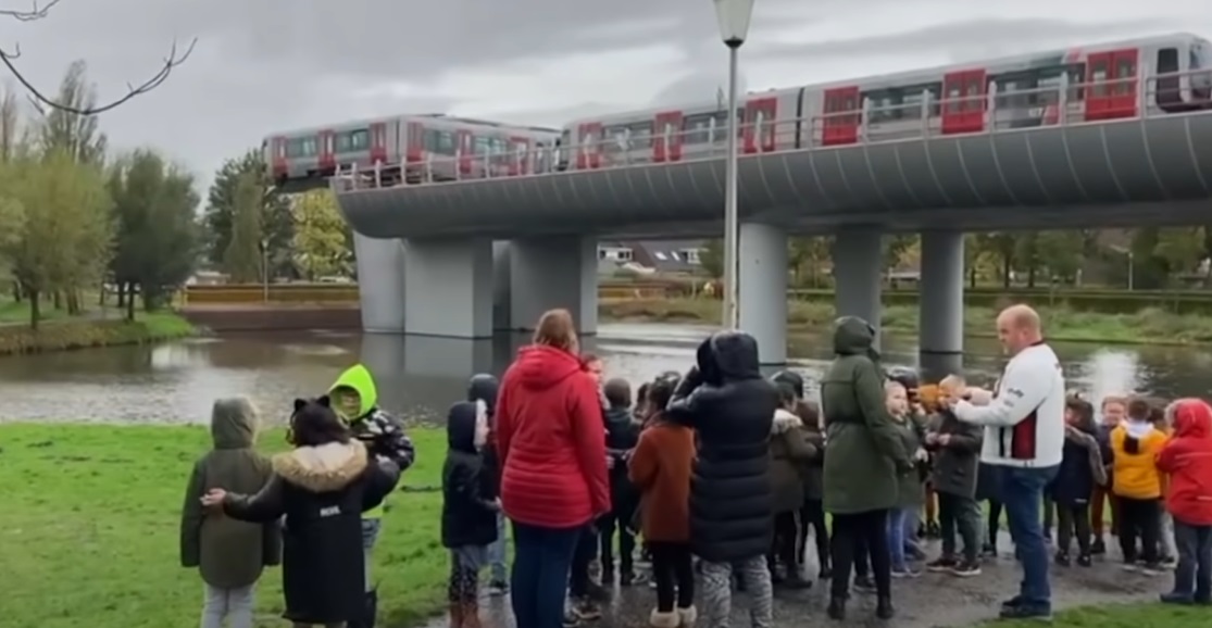 Un metrou a deraiat și a rămas suspendat la 10 metri înălțime