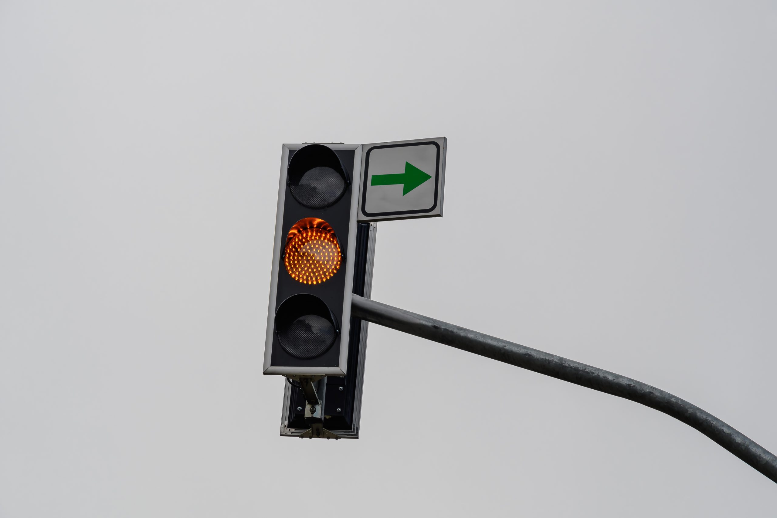 Codul Rutier 2025: Este legal să treci pe galben la semafor? Cine e ...