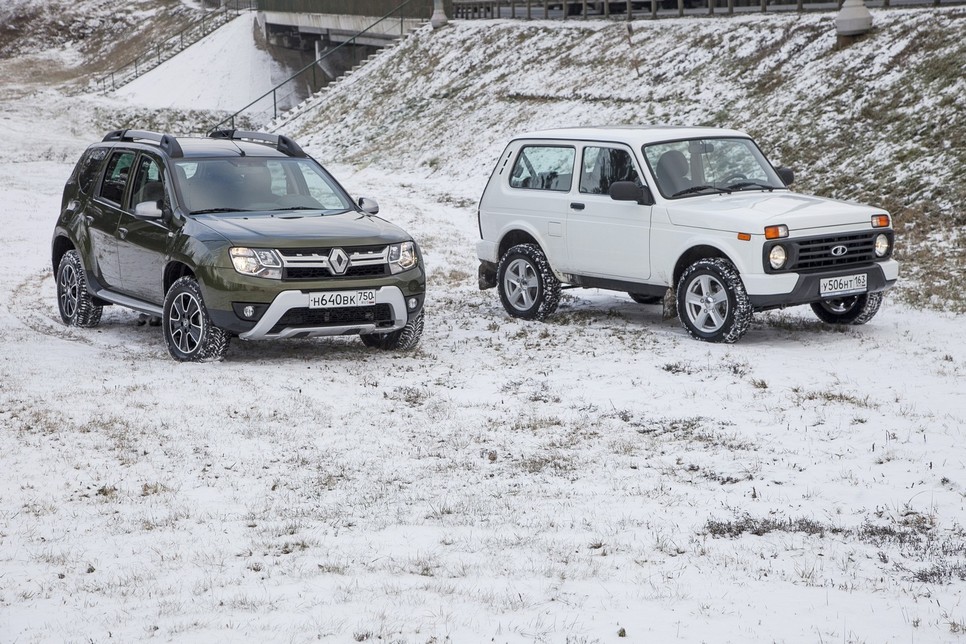 Duster și Lada Niva într-un test drive, umăr la umăr, pe zăpadă - VIDEO