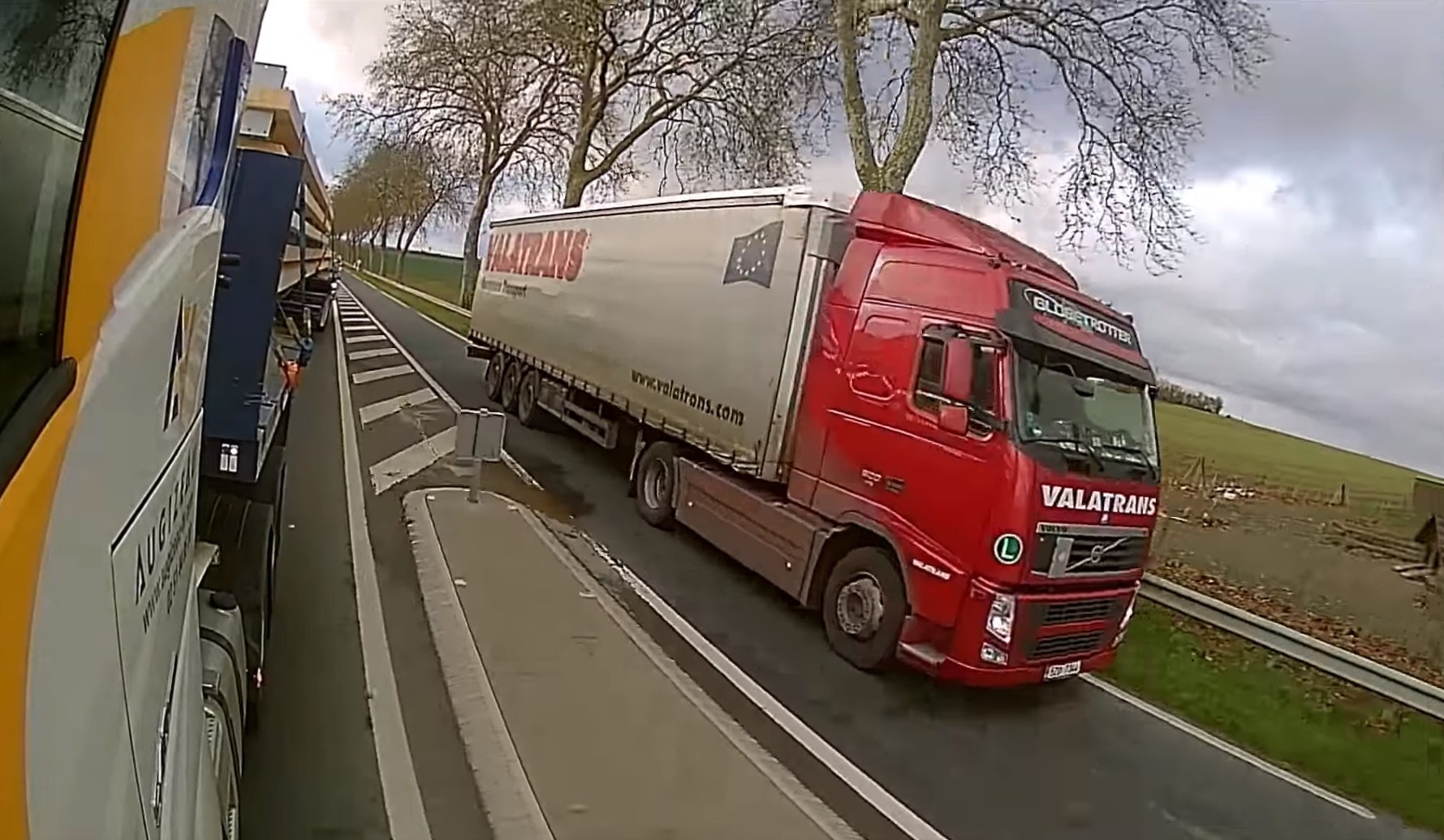 Un șofer de TIR este căutat de poliție după o depășire criminală - VIDEO