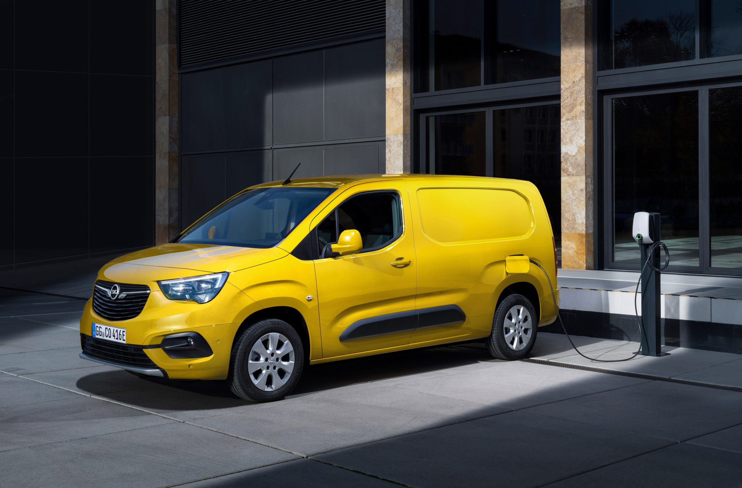 Opel Combo devine electric. Baterie de 50 kWh și o autonomie de 275 de ...