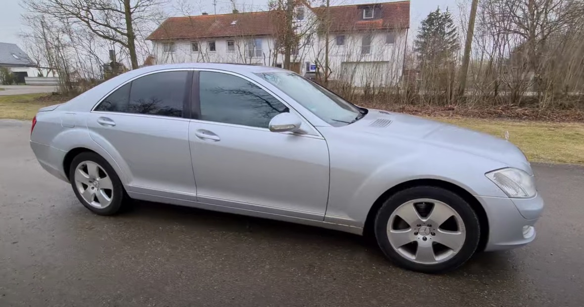 Au scos pe autobahn un Mercedes-Benz Clasa S vechi de 15 ani