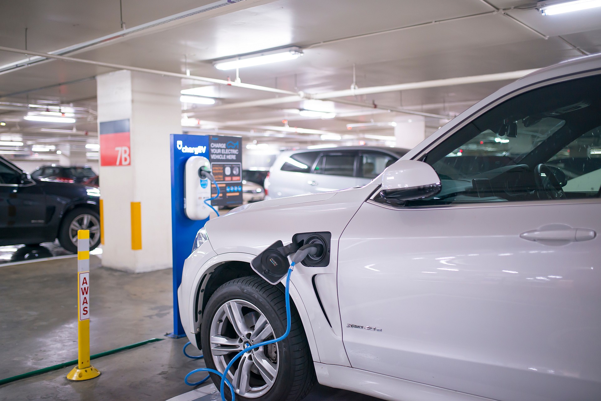 Câte mașini electrice au cumpărat românii în 2021?