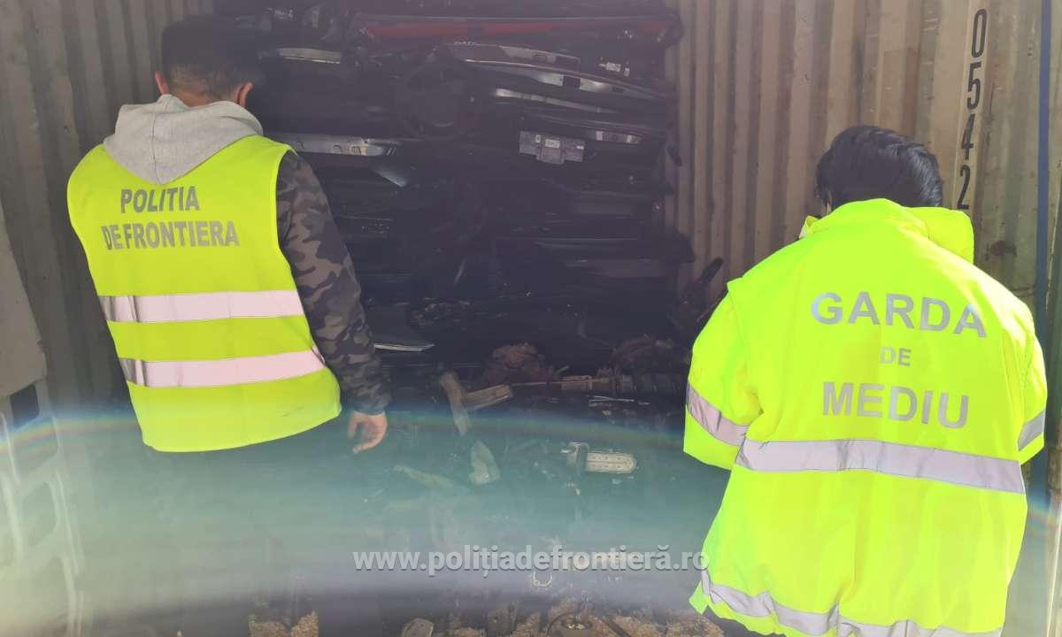 Container încărcat cu deșeuri compuse din accesorii auto, oprit în ...