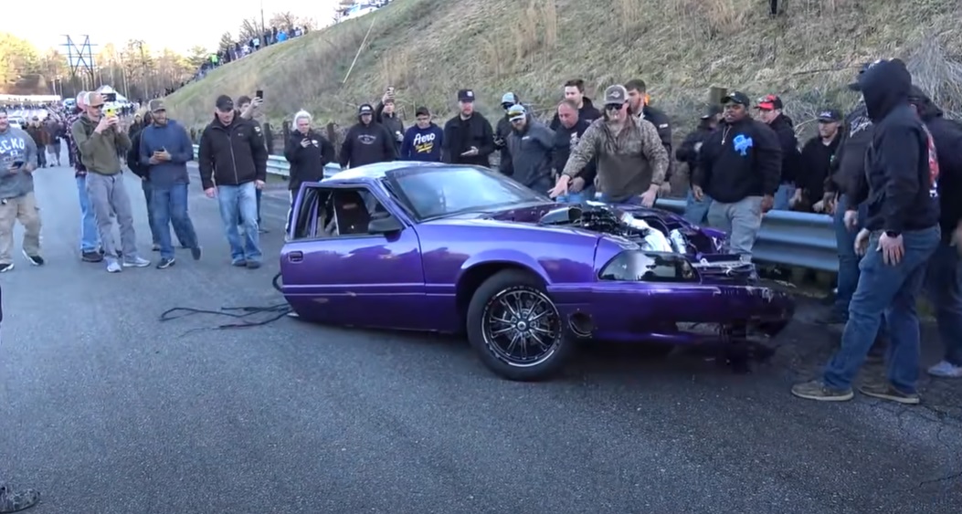 Un Mustang s-a rupt în două în timpul unei curse. VIDEO