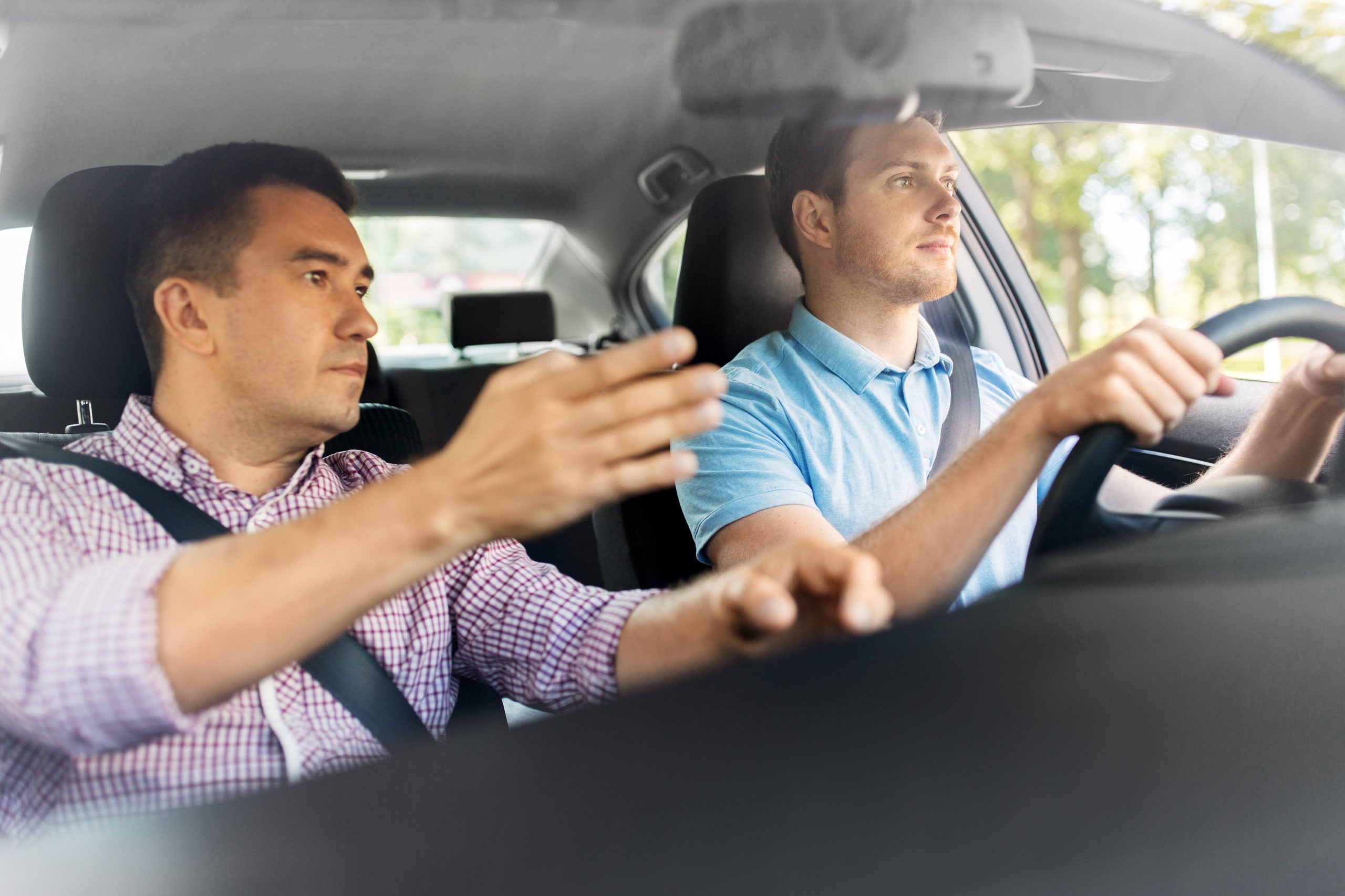 2024: E legal să circuli cu semnul de începător dacă ai permis de mai ...