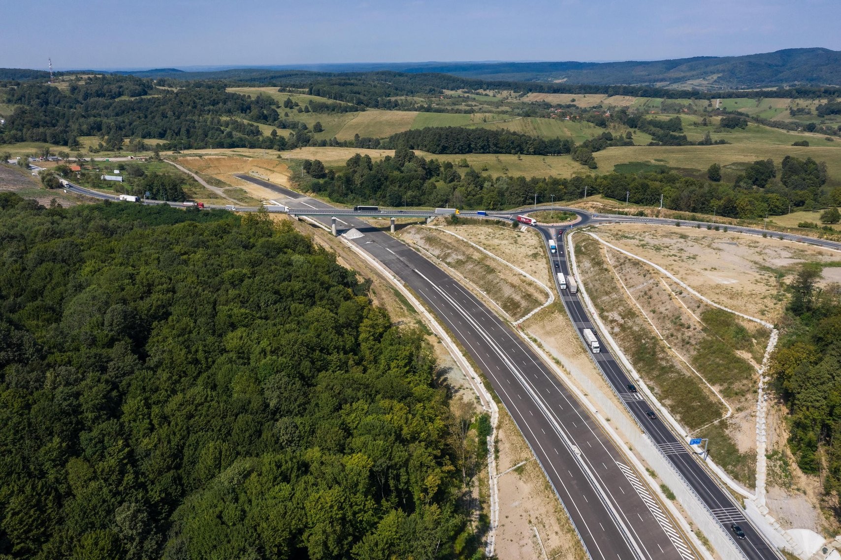Câți kilometri de autostradă au fost construiți anul trecut în România?
