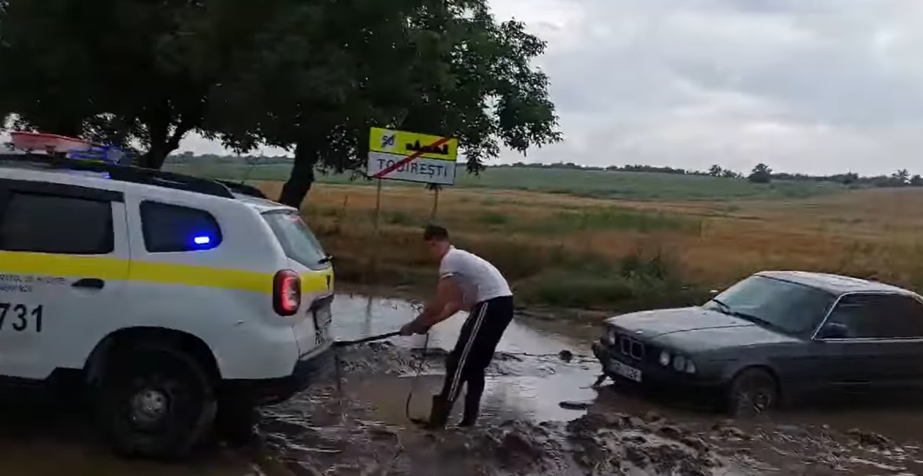Operațiune inedită. O Dacia Duster de poliție scoate un BMW din noroi