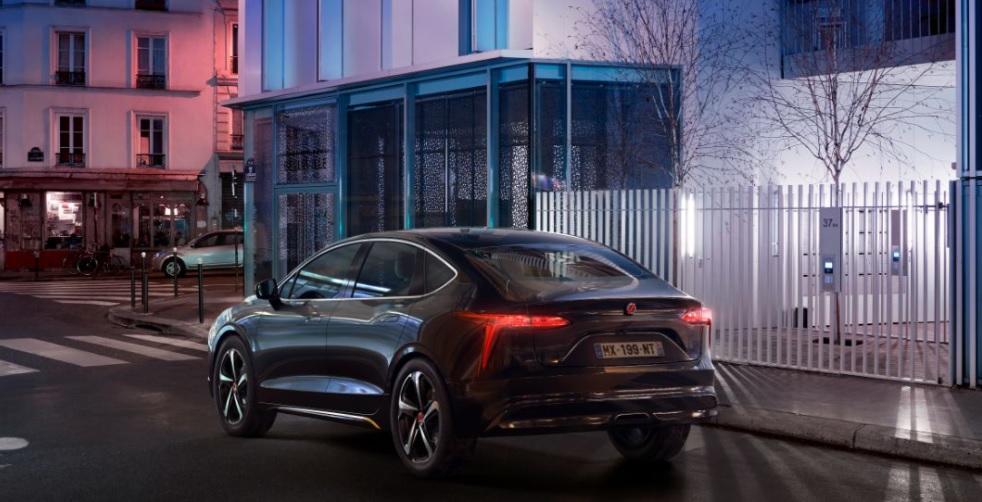 Renault prezintă Limo, limuzina cu emisii zero și influențe de SUV coupe