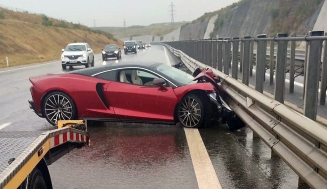 Un McLaren GT în valoare de 200.000 de euro a zburat în parapet pe ...