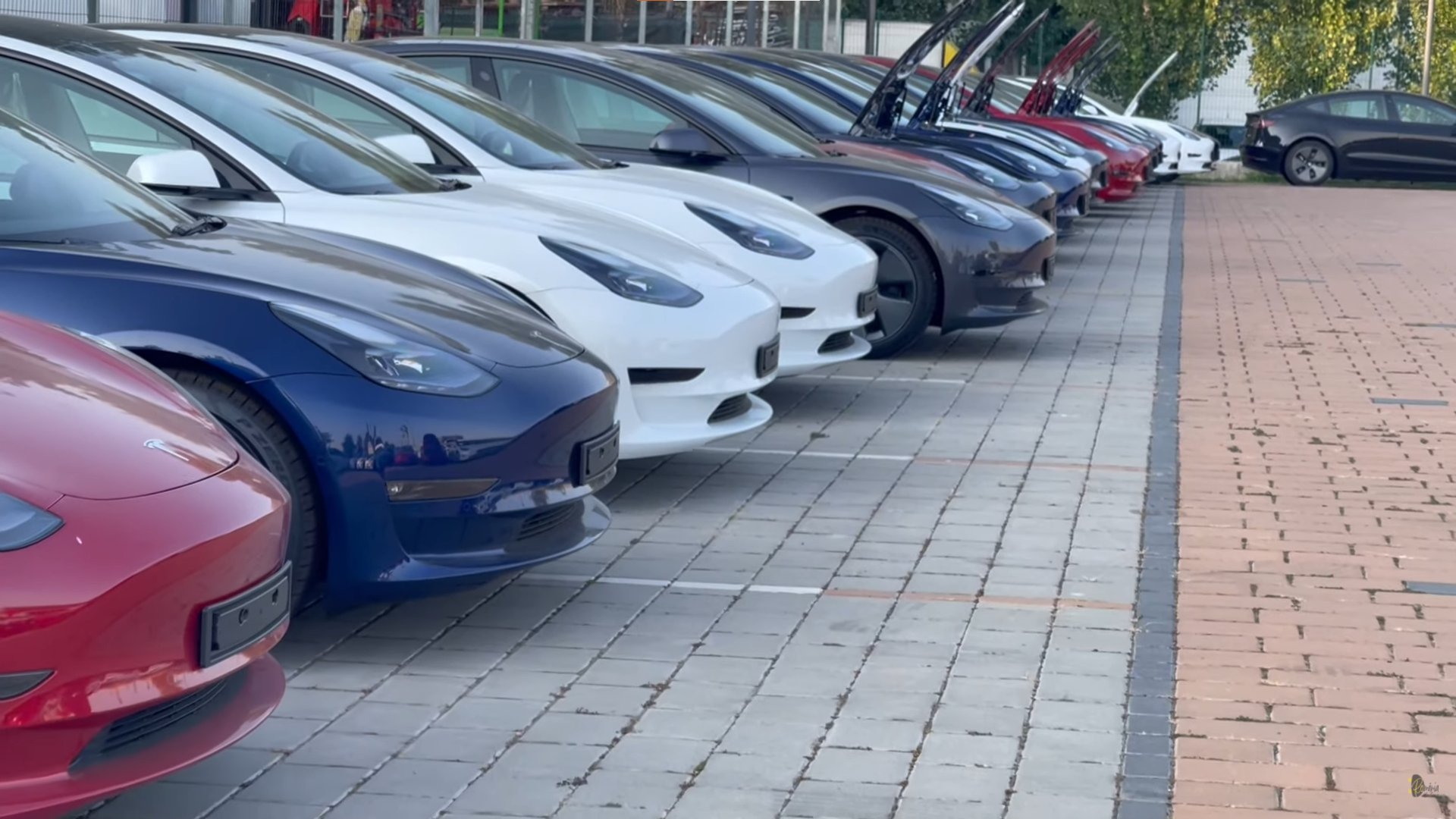 Tesla a început să livreze primele mașini în România | Promotor