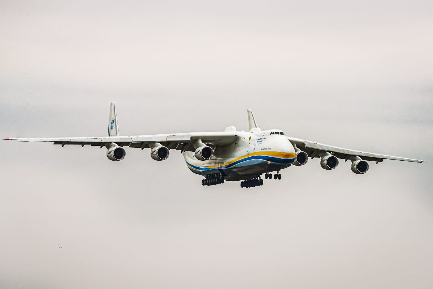 Cel mai mare avion din lume a aterizat pe Henri Coandă. GALERIE FOTO cu ...