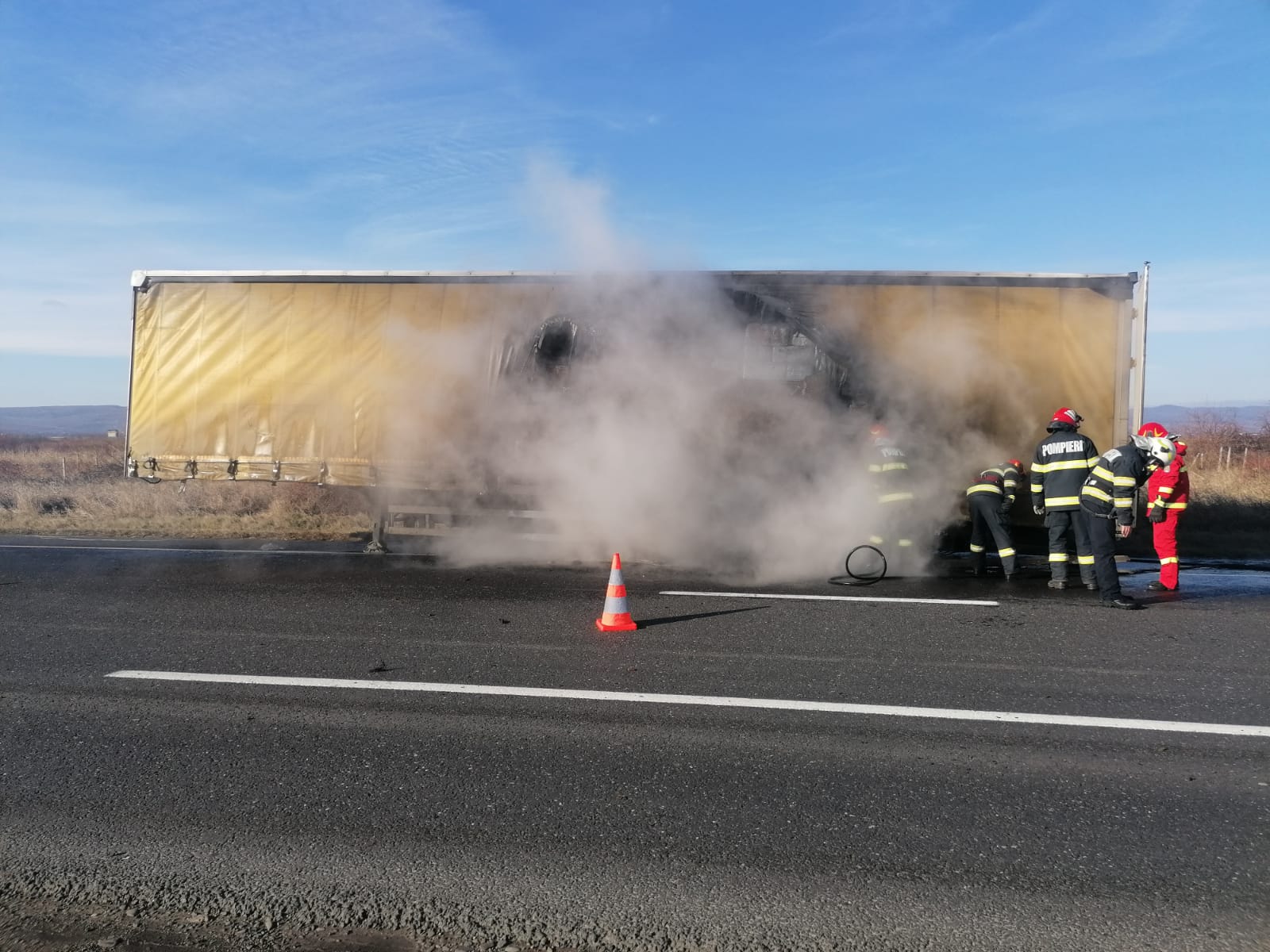 VIDEO-GALERIE FOTO - Autocamion în flăcări pe E85