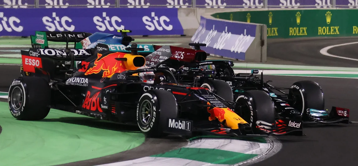 VIDEO. Final nebun în F1. Hamilton și Verstappen, la egalitate perfectă