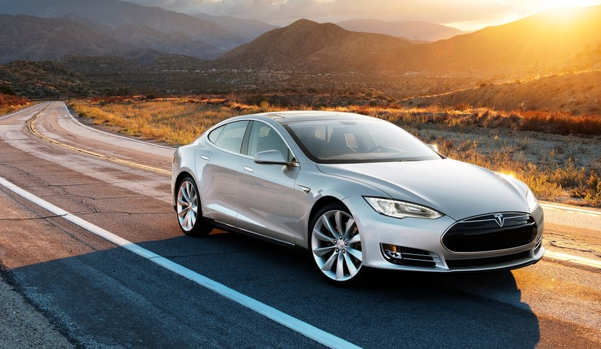 Proprietarul unei Tesla și-a aruncat mașina în aer cu dinamită