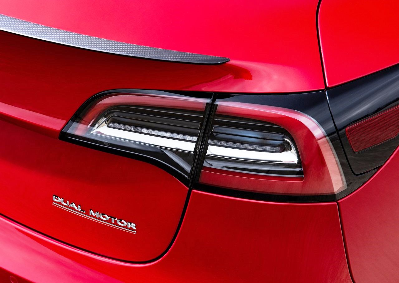 Cât costă o Tesla Model 3 în România după acordarea reducerilor Rabla ...